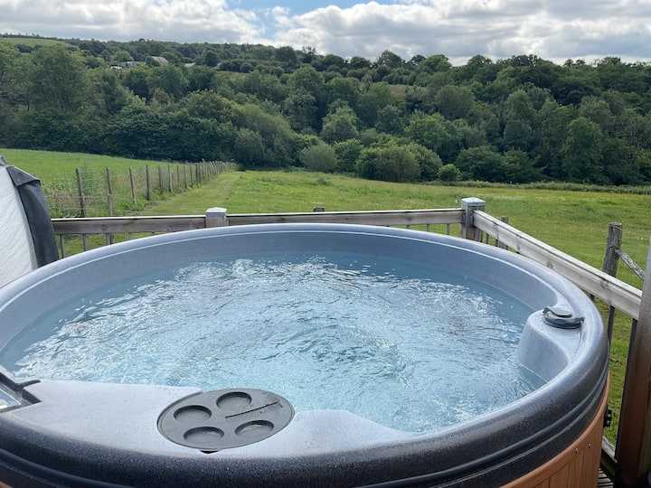 Hot Tub Countryside Views - Robin Pod - Wales