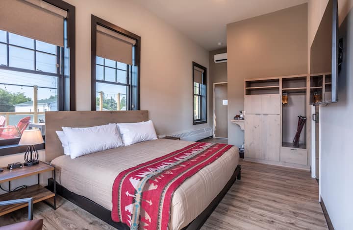 Room #10 (1 King Bed) - Crosby, MN