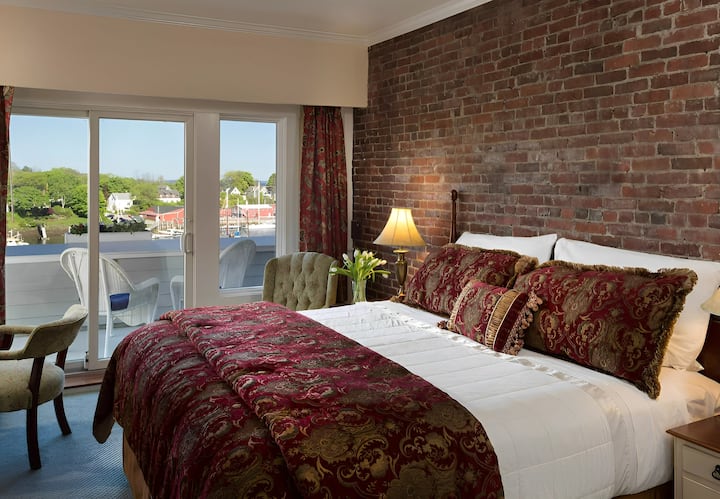 Captivating Haven For Work & Pleasure! River View - Camden, ME