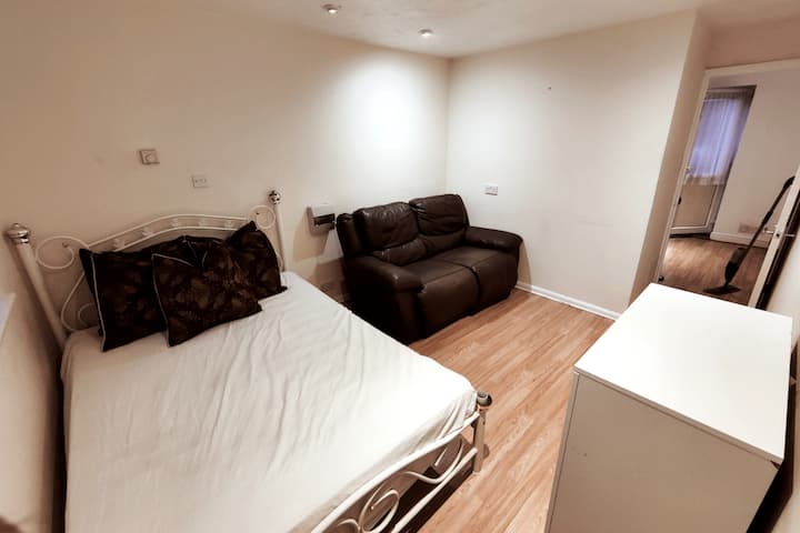 Studio Flat On M3 - Bracknell