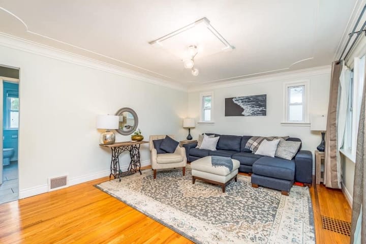 Cozy Red Brick Getaway | Love Shack Room | - Sarnia