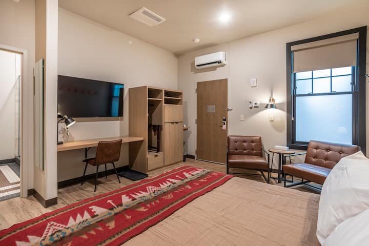 Room #13 (1 King Bed) - Crosby, MN