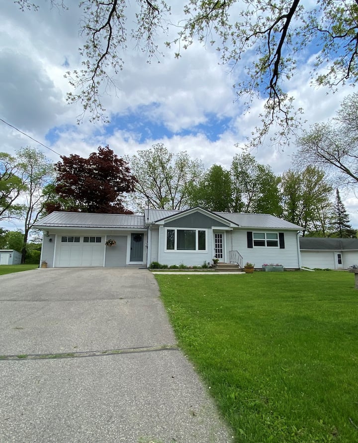 North Street Retreat (Fenced Back Yard!) - Spirit Lake, Brandon