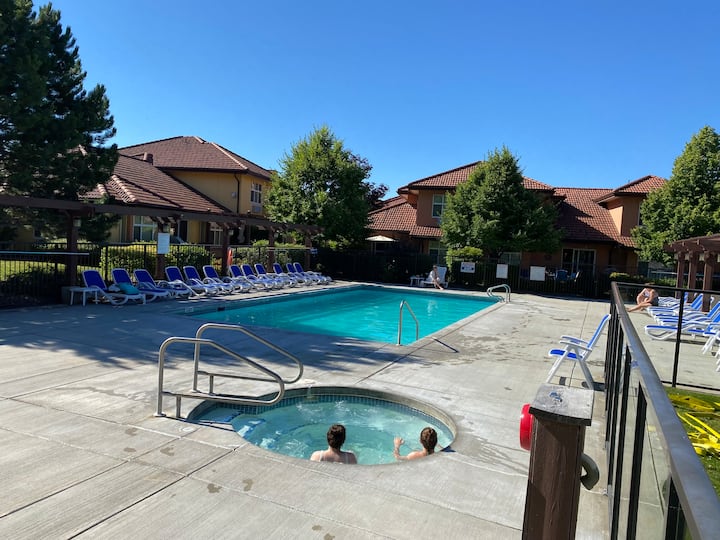 Poolside Townhouse Steps To Lake - Osoyoos