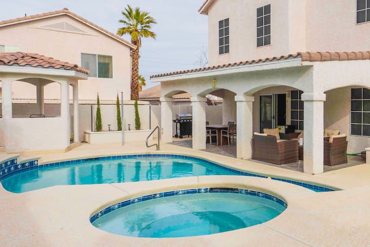Luxury Villa 6 Bedroom Heated Pool Near Strip - Las Vegas