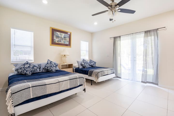 Comfortable Beach House - 2 Miles Drive - Dania Beach, FL