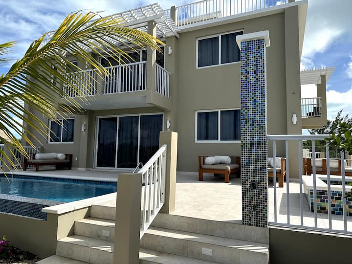 Affordably Sleeps 10 In Grace Bay! - Turks and Caicos Islands