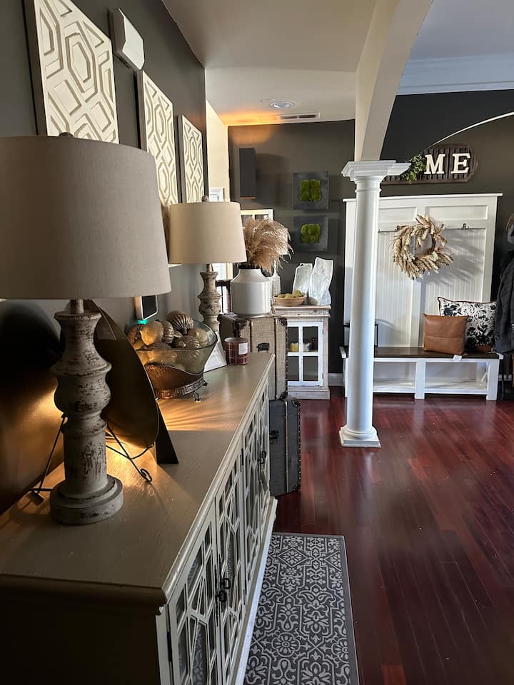 Cozy Traditional Home & Bar - McDonough, GA