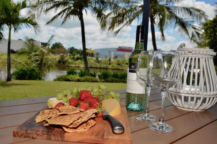 Lakeside Luxury 4 Br Stunner - Magnetic Island