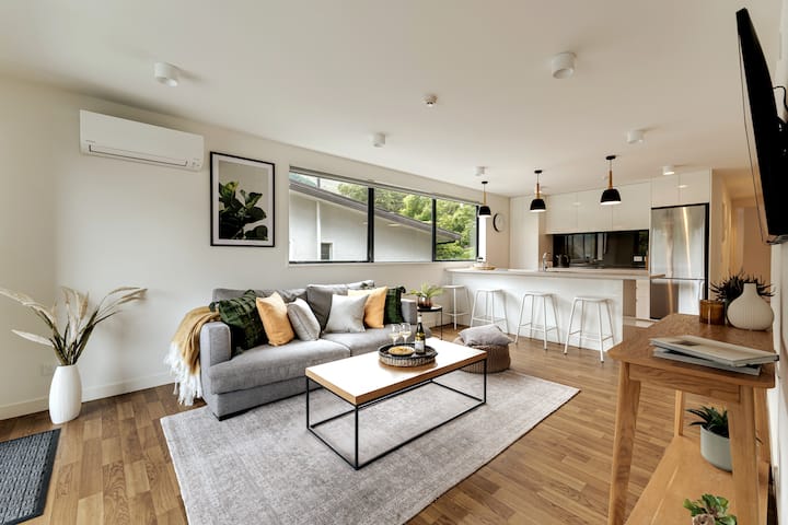Kowhai Apartment One - Central & Modern - Queenstown