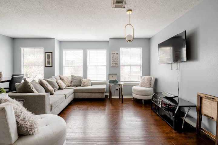 Cozy Private Room W/ Skyline View - Houston, TX