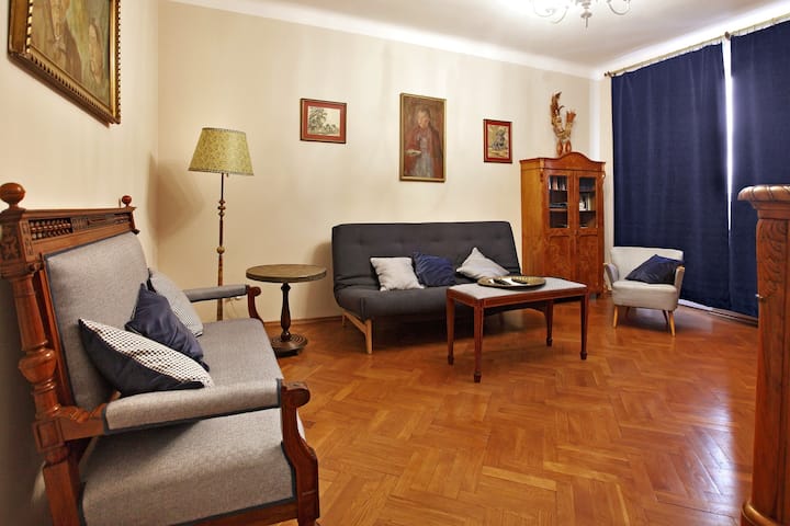 Charming Antique-furnished Old Warsaw Apartment - Warsaw
