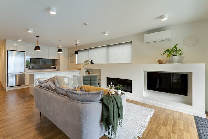 Kowhai Apartment Two - Modern & Warm, Free Parking - Queenstown
