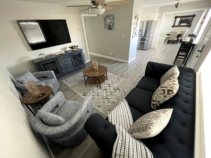 Newly Remodeled Gorgeous 3r/2b House - Las Vegas