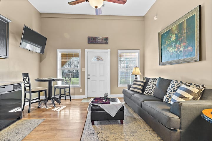 Sugar Berry ~ Charming Guest House In Madison - Clifty Falls State Park, Madison