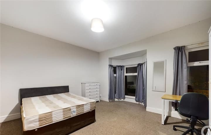 Large 6 Bedroom House Available - 노샘프턴