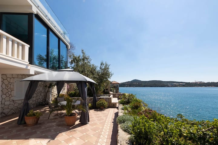 Unique Beachfront 1bdr Apartment With A Private Beach And Stunning View - ドゥブロブニク