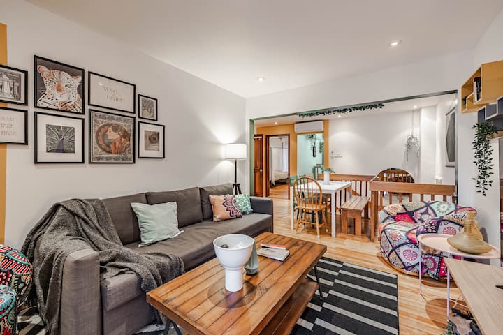 Boho-chic W/ Freeparking + King Canopy Bed - Laval