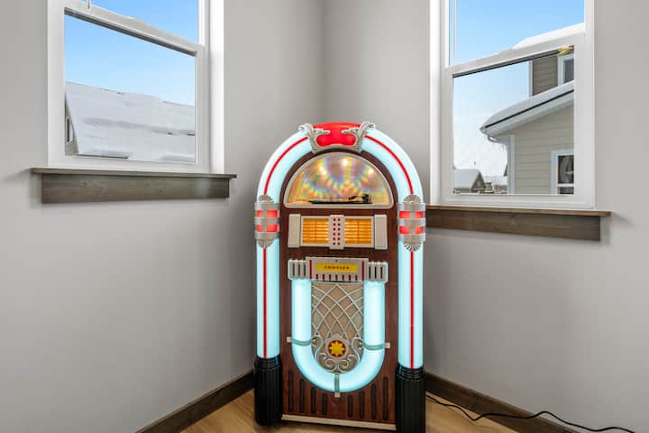Heart Of Bozeman | Juke Box Jet Away - Bozeman, MT
