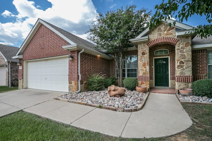 Gated Community 4 Bedroom Home. - Arlington, TX