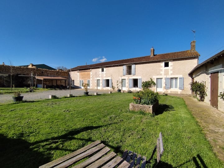 L'orée Des Bois 28p à 46p  éTé - 2 Gîtes - Piscine - Lusignan