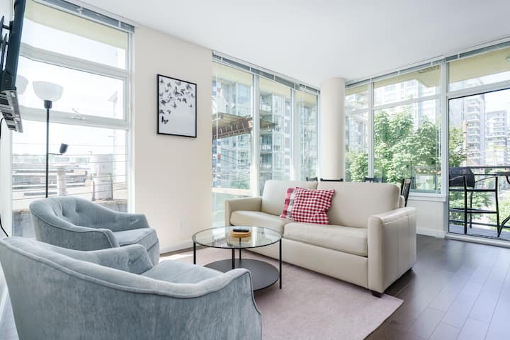 Olympic Village Gem: 1 Bed+office+outdoor Pool - Vancouver
