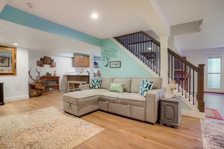 Pawfect Stay: Hot Tub, Fireplace & Pets! - Aurora, CO