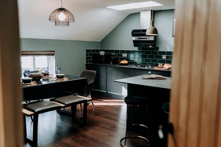 A Stylish, Cosy And Central St Davids Apartment - Whitesands Bay