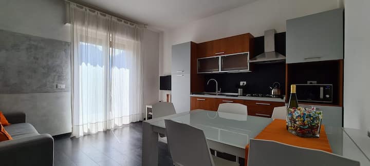 Sole- 2 Camere Da Letto Vicino A Spiaggia E Centro - アラ