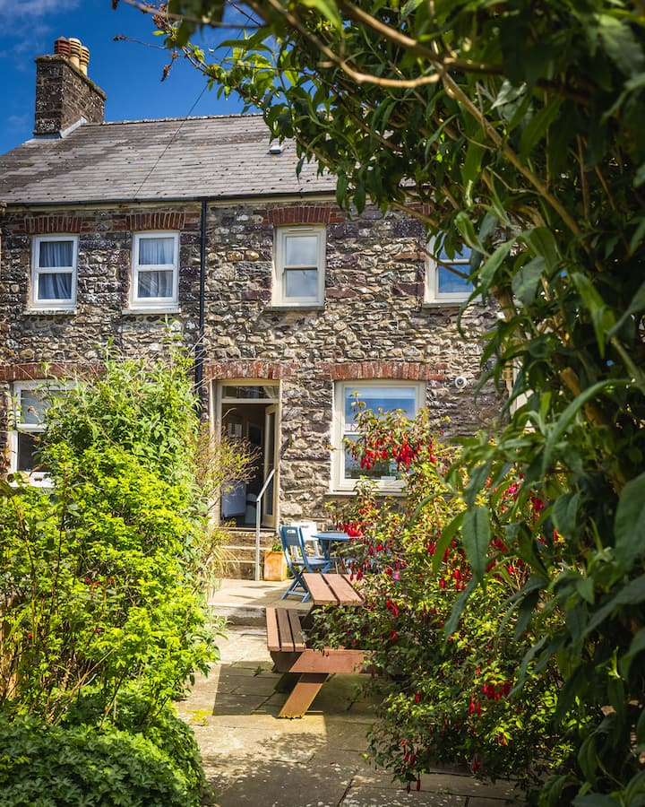 A Charming Stone Cottage For 4 In St Davids - Whitesands Bay