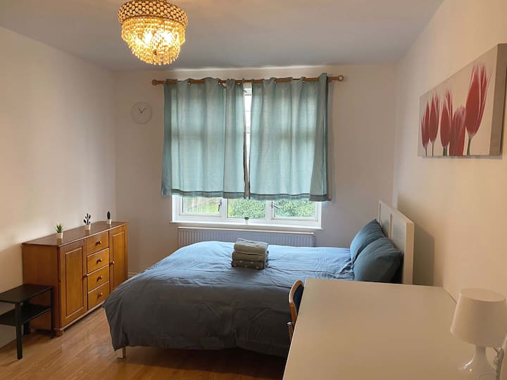 Cozy Clean Room In Large House - Harrow