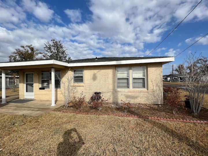 Spacious 2br W/private Yard - Lake Charles, LA