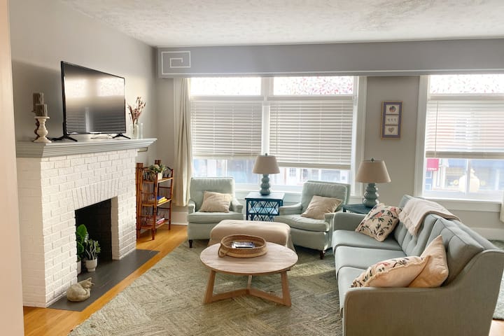 Charming Downtown Apartment - Morris, IL