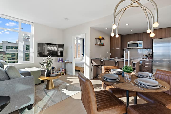 2br Downtown Gem Near Chinatown W/ Parking, Patio - Victoria