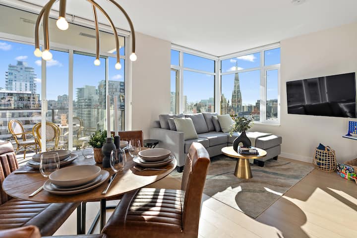 Sky-high Luxury, 8th Floor Downtown Gem - Saanich