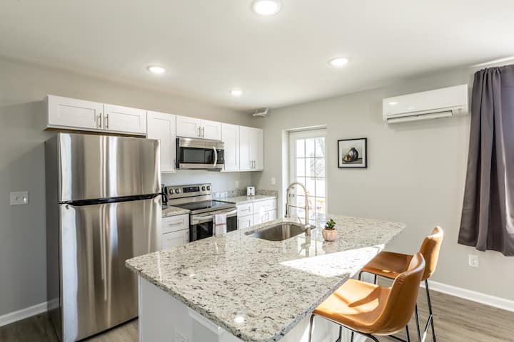 Studio 7 With Mountain Views Off The Patio! - Charlottesville, VA