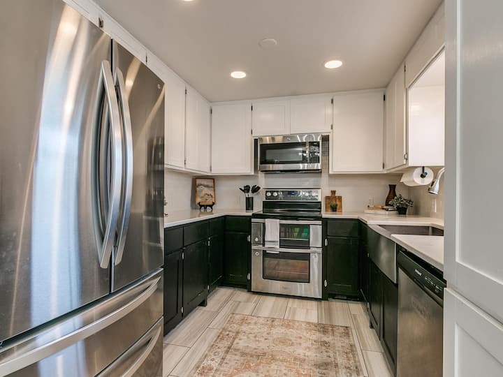 The Kansas Cottage - A Cozy 3 Bedroom Retreat - Norman, OK