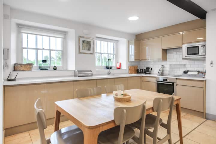 Modern Luxury Two Bedroom Suite Apartment - Epsom