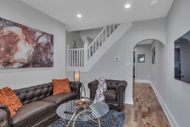 Recently Renovated Charming Baltimore Townhome - Baltimore, MD