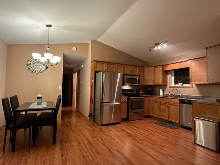 Home Away From Home - 4bdrm - 溫尼伯