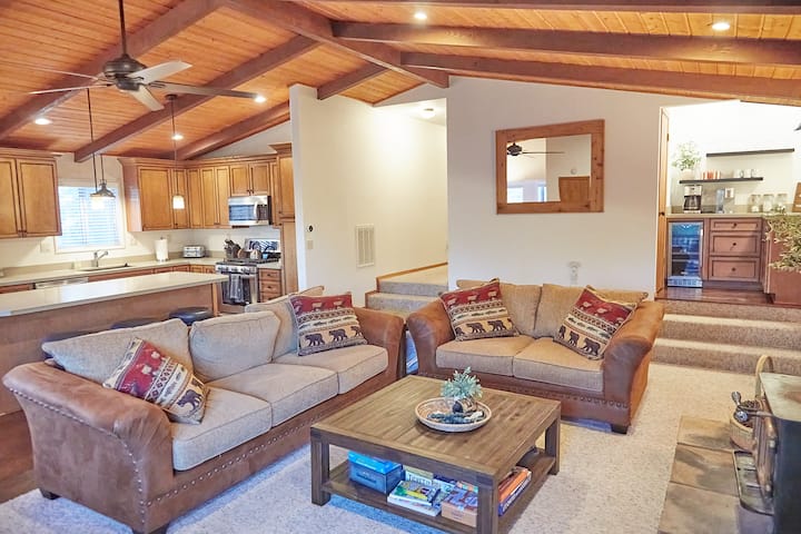 Corner Hideaway I Quiet Location, Cozy Interiors - Big Bear, CA