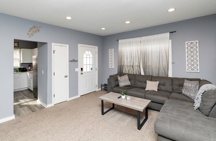 Quaint & Comfy 3 Bedroom - 3min To Downtown! - Des Moines, IA