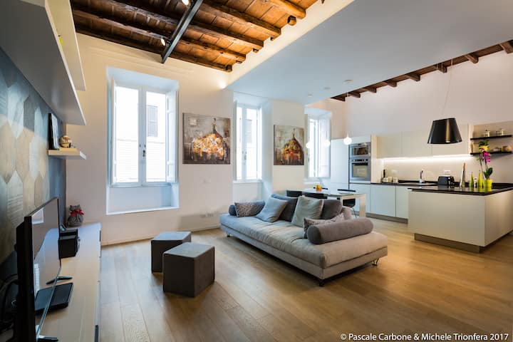 Chic And Stylish At The Spanish Steps, Rome - Monti