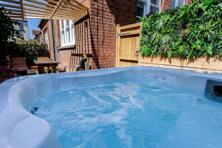 Old Schoolhouse For 5+cot; Hot Tub, Parking, Pets - Whitstable