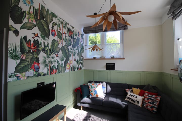 1 Schoolhouse Hot Tub, Parking, Pet Friendly - Whitstable
