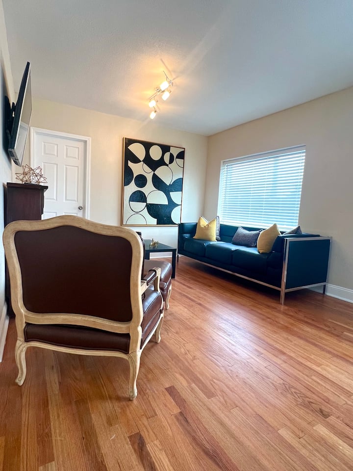 Entire 2nd Floor Apartment - St. Louis, MO