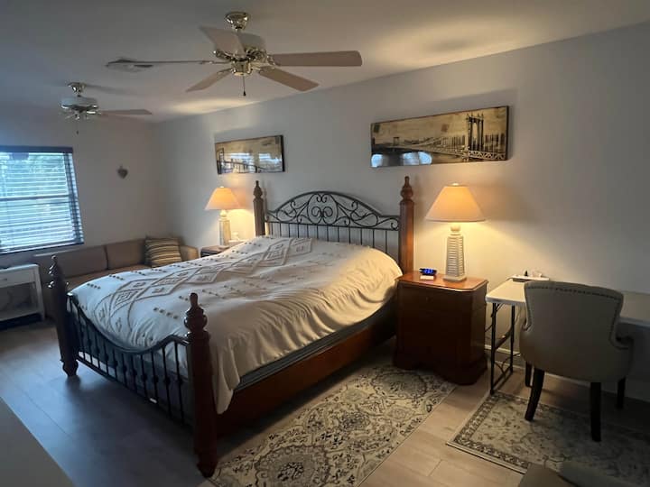 Comfy & Charming Private Room - Cape Coral, FL
