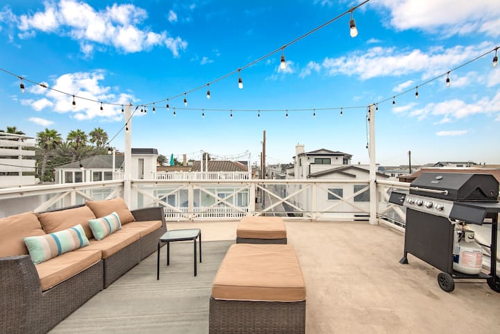 7 Bedroom Home W/ Rooftop & Peek-a-boo Ocean View - Newport Beach, CA