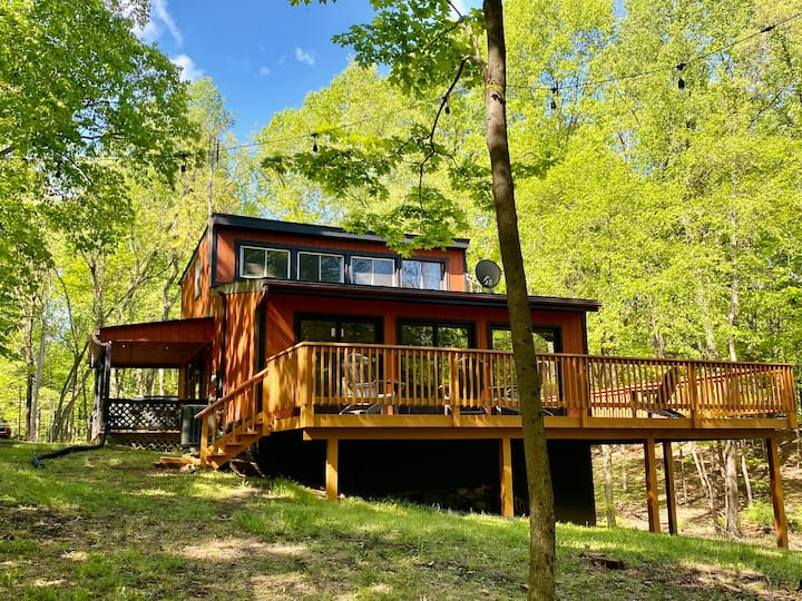 Red Bud Acres ~ Spacious Family Cabin With Wifi - Berkeley Springs, WV