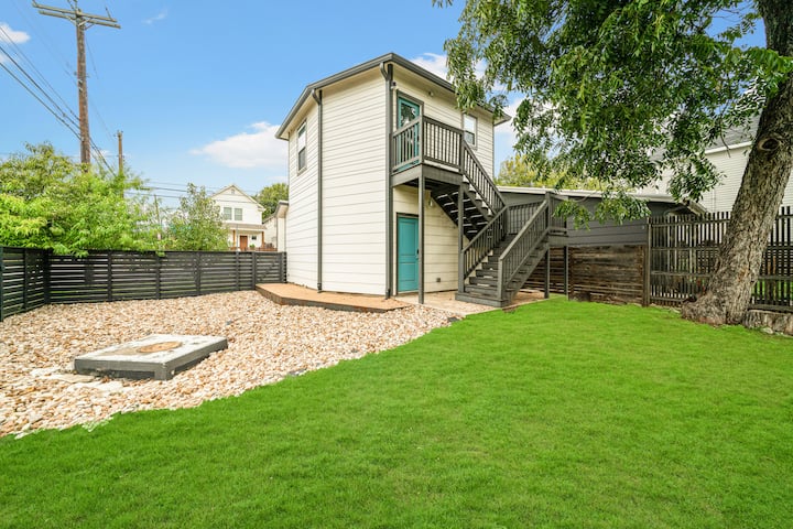 Elevated East Austin Studio - Austin